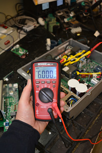 Benning Digital-Multimeter MM2-3 1000V AC/DC 044693 - hiplo24.de